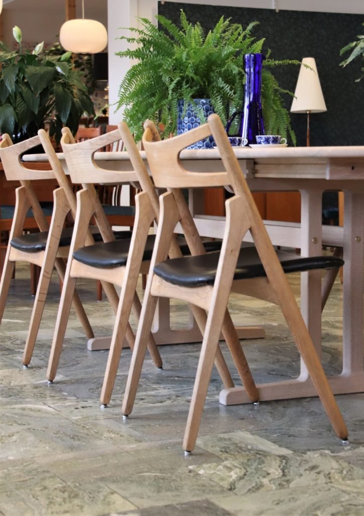 Hans J Wegner stol modell CH 29 i ek. 51 cm bred. Reserverade. | Barnebys