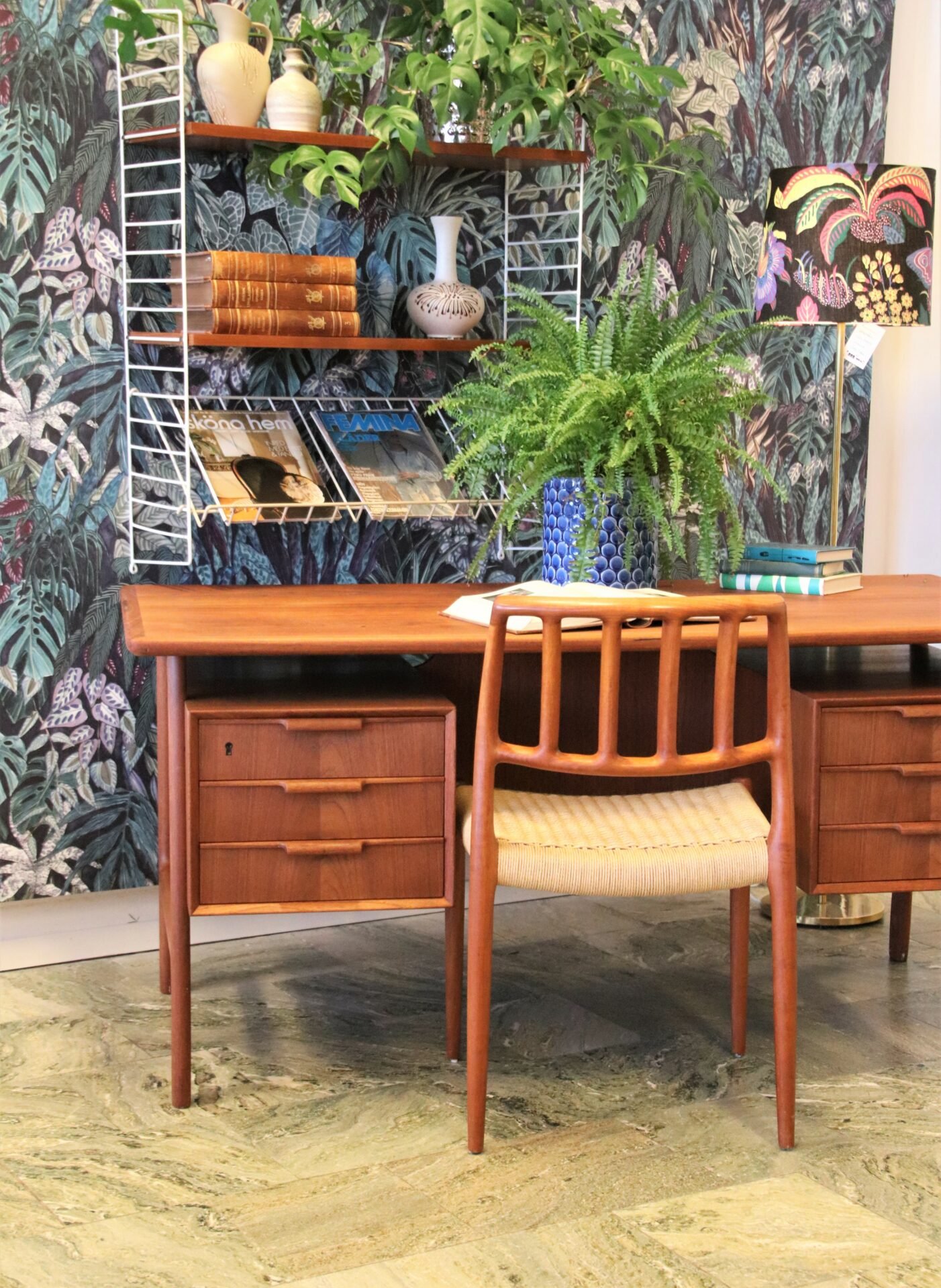 Stringhylla original med hyllplan i teak och snedställd tidningshylla ...